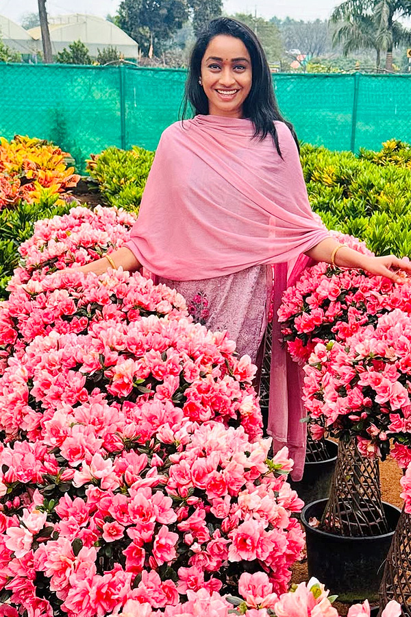 పూత రేకులు, కోనసీమ అందాలు.. అద్భుత జ్ఞాపకాలంటోన్న యాంకర్‌ వింధ్య విశాఖ (ఫోటోలు) | Anchor Vindhya ...